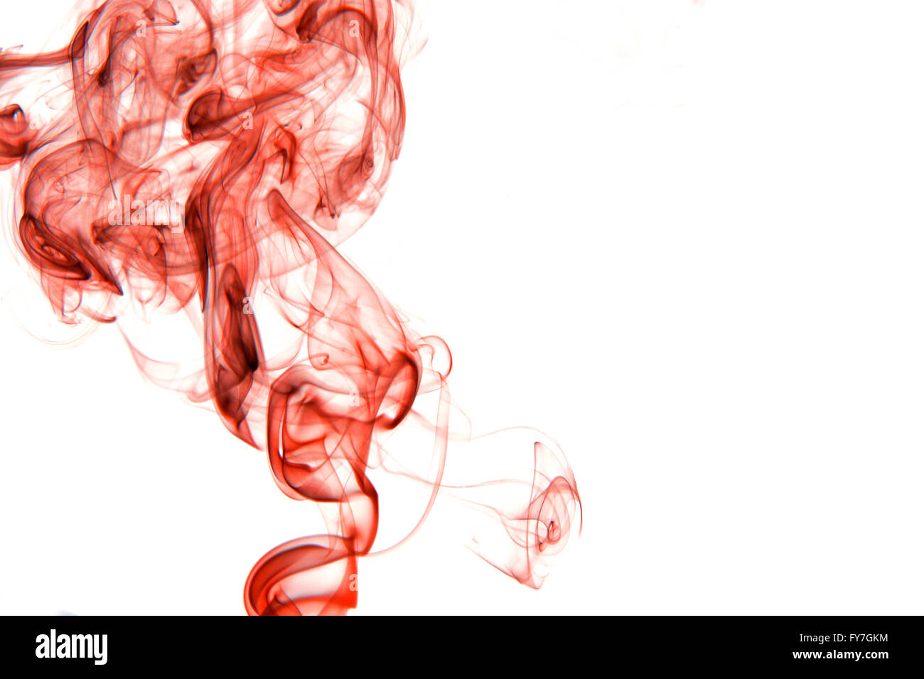Humo rojo aislado sobre fondo blanco Fotografía de stock - Alamy