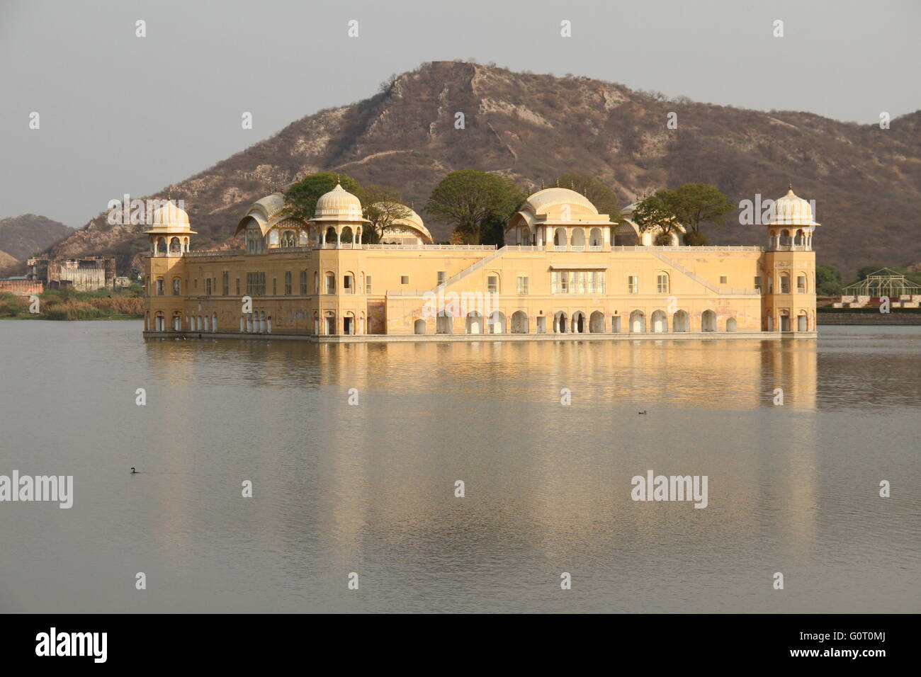 Jal Mahal es un palacio en medio del lago Man Sagar en Jaipur, la ...