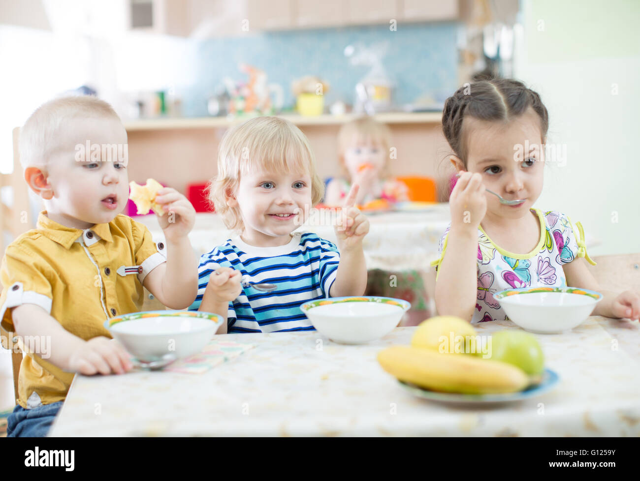 Niños Comiendo Kindergarten Gracioso Fotografías E Imágenes De Alta