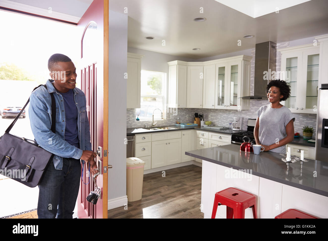 Hombre Llegando A Casa