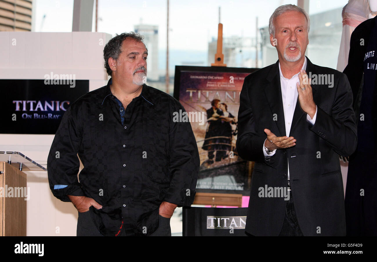 El director del Titanic James Cameron (derecha) y el productor Jon ... El director del Titanic James Cameron (derecha) y el productor Jon ...