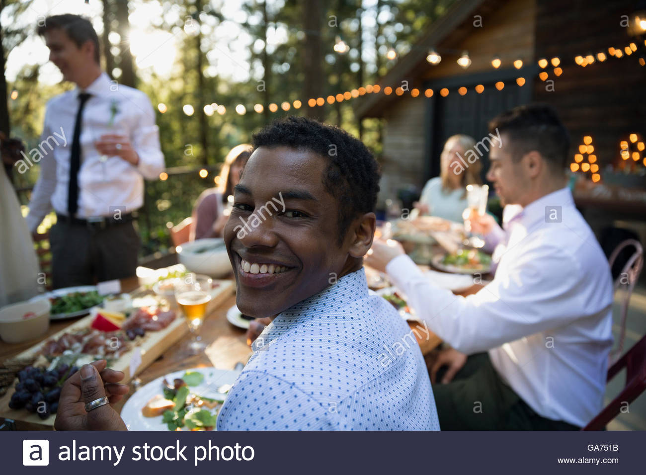 Hombre Sonriente Comiendo Fotografías E Imágenes De Alta Resolución Alamy