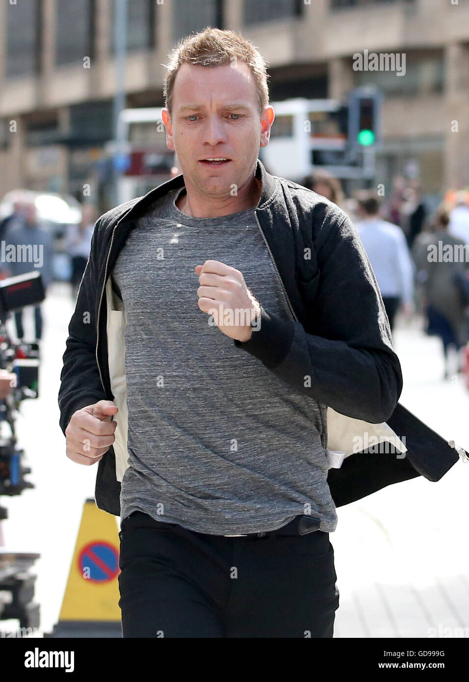 El Actor Ewan Mcgregor En Las Calles De Edimburgo Donde Las Escenas De