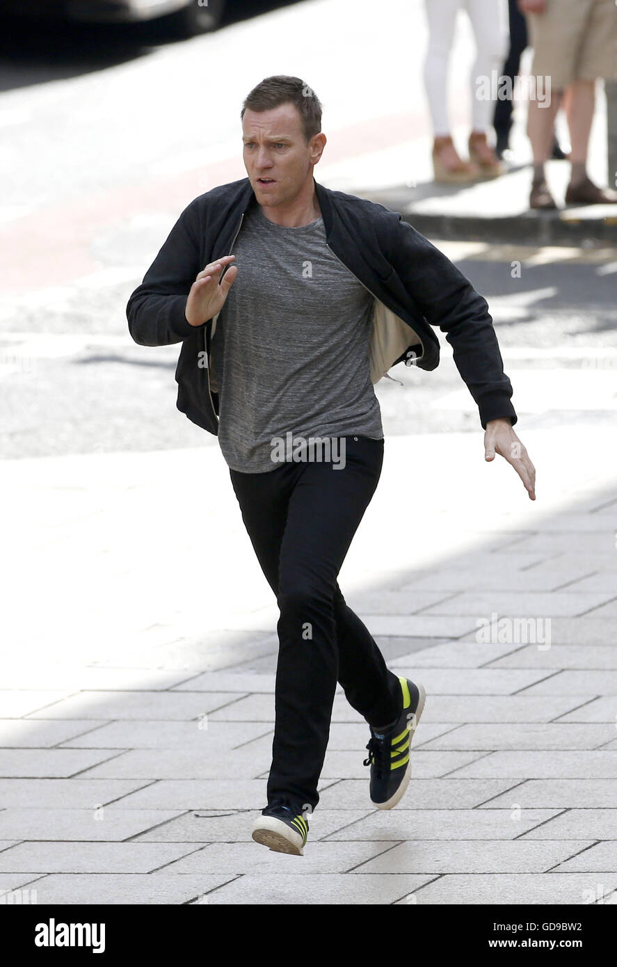 El Actor Ewan Mcgregor En Las Calles De Edimburgo Donde Las Escenas De