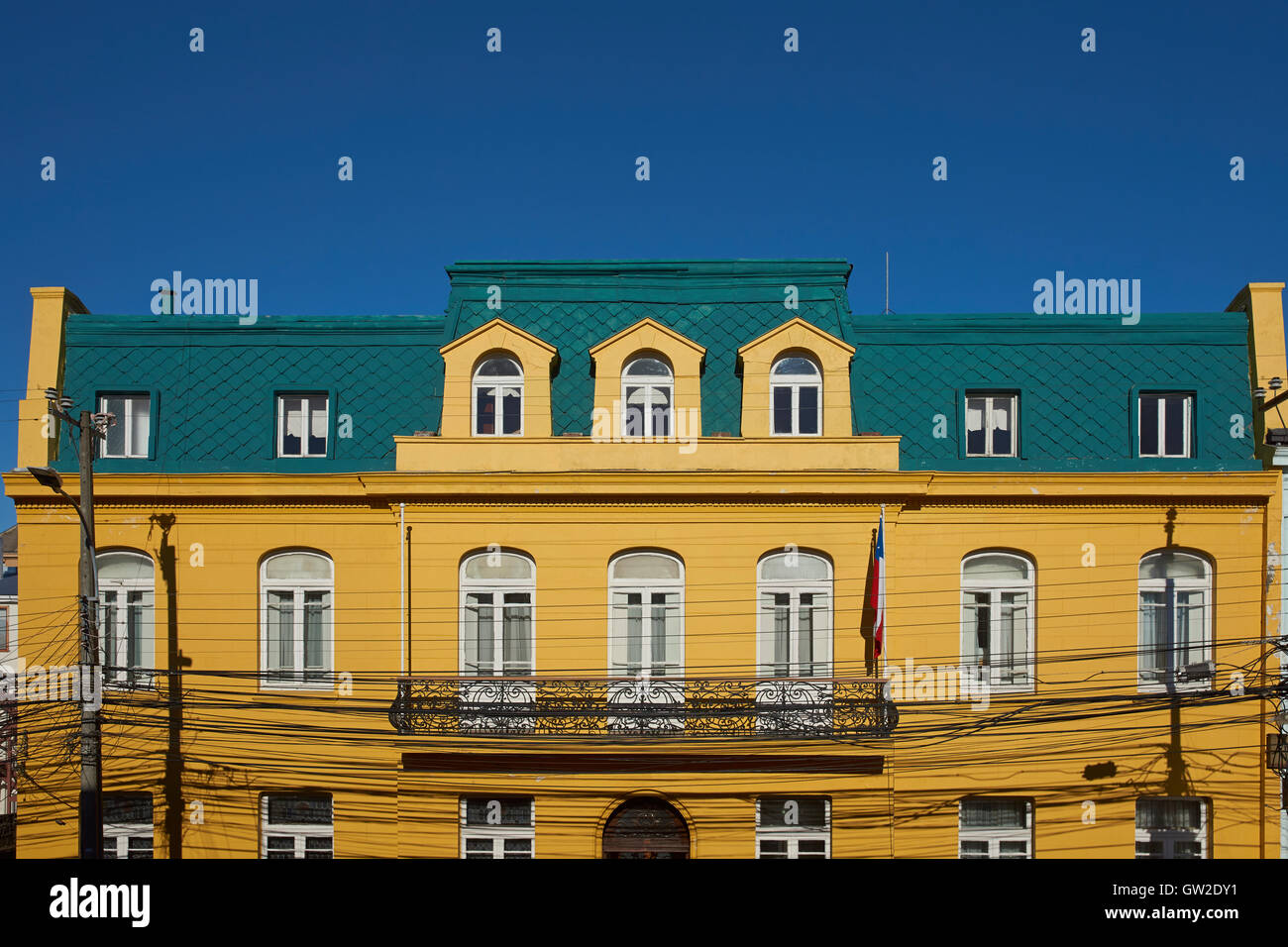 Histórico edificio de estilo colonial en la plaza principal de Punta ...