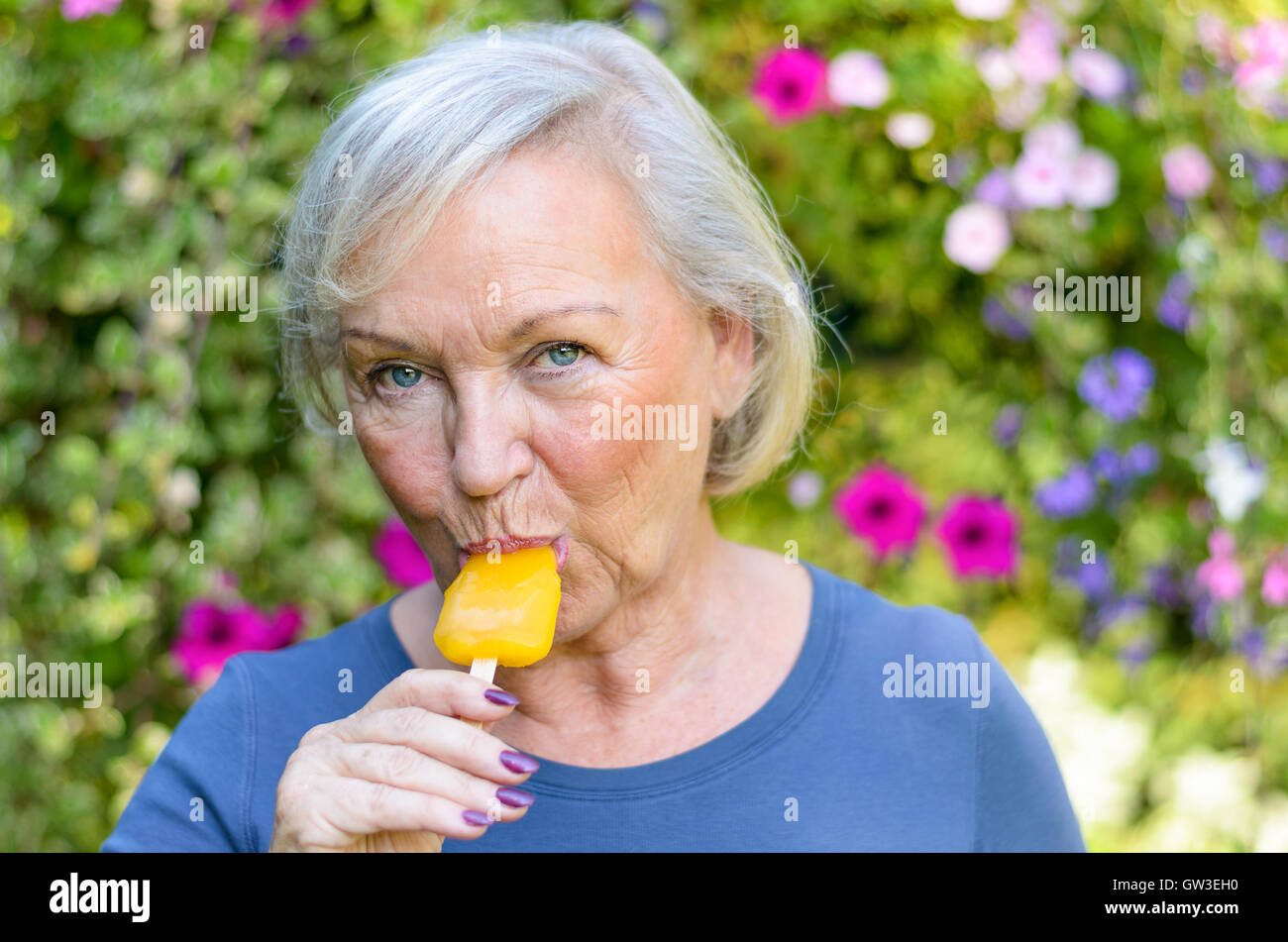 Chupando Paletas Mujer Fotografías E Imágenes De Alta Resolución Alamy