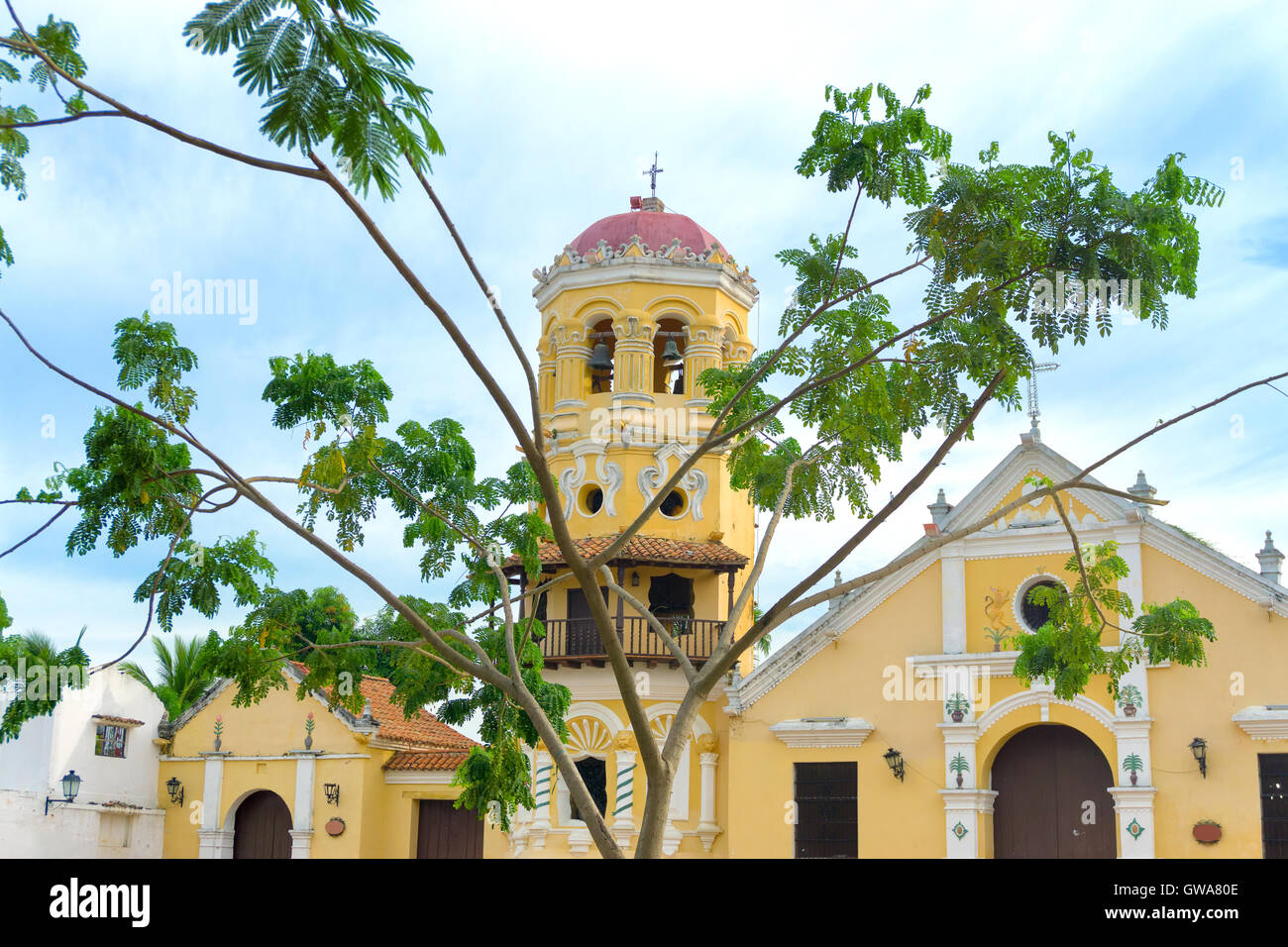 Vista De La Iglesia De Santa Bárbara De Color Amarillo Con Un árbol En