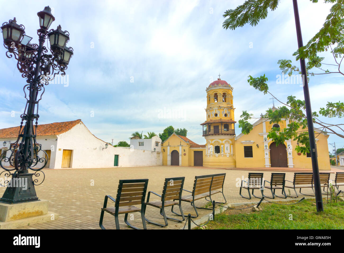 Iglesia De Santa Bárbara De Mompox Colombia Con Bancos Y Ornamentada
