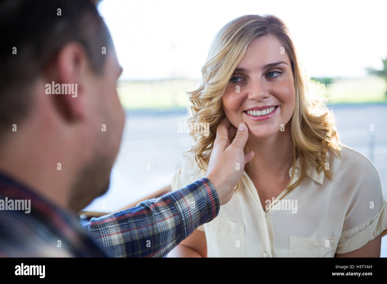 Hombre Que Toca El Rostro De Mujer Fotografía De Stock Alamy