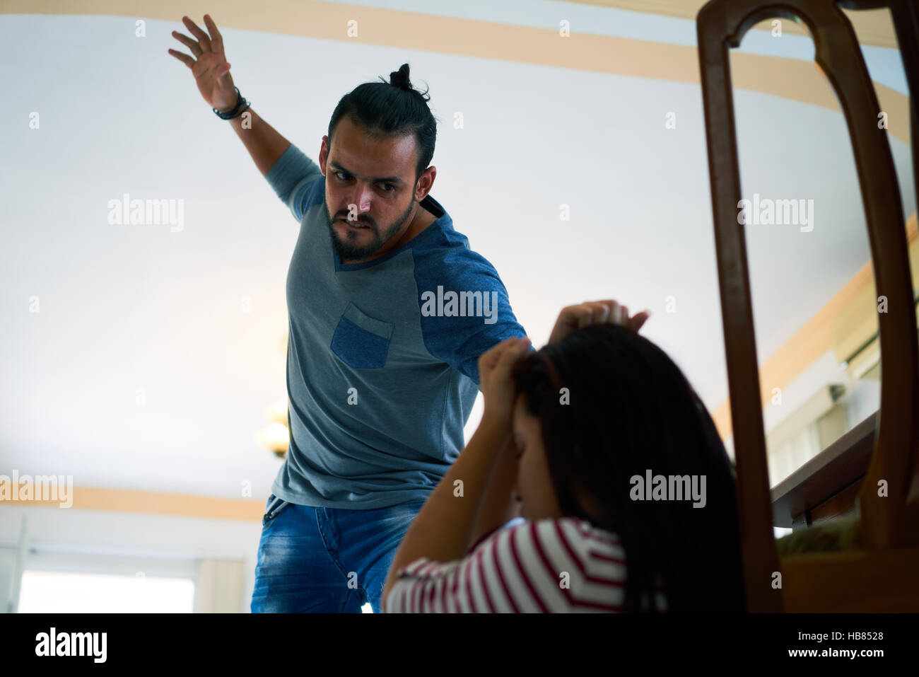 Hombre Golpeando Mujer Fotografías E Imágenes De Alta Resolución Alamy