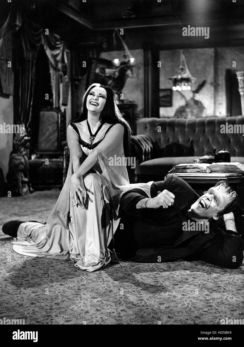 Los Munsters Yvonne De Carlo Fred Gwynne 1964 1966 Fotografía De