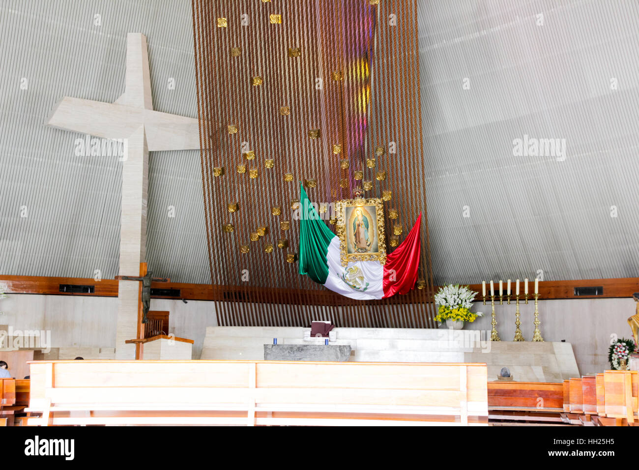 Fotografía de la Basílica de Guadalupe interior en Monterrey, México ... Fotografía de la Basílica de Guadalupe interior en Monterrey, México ...