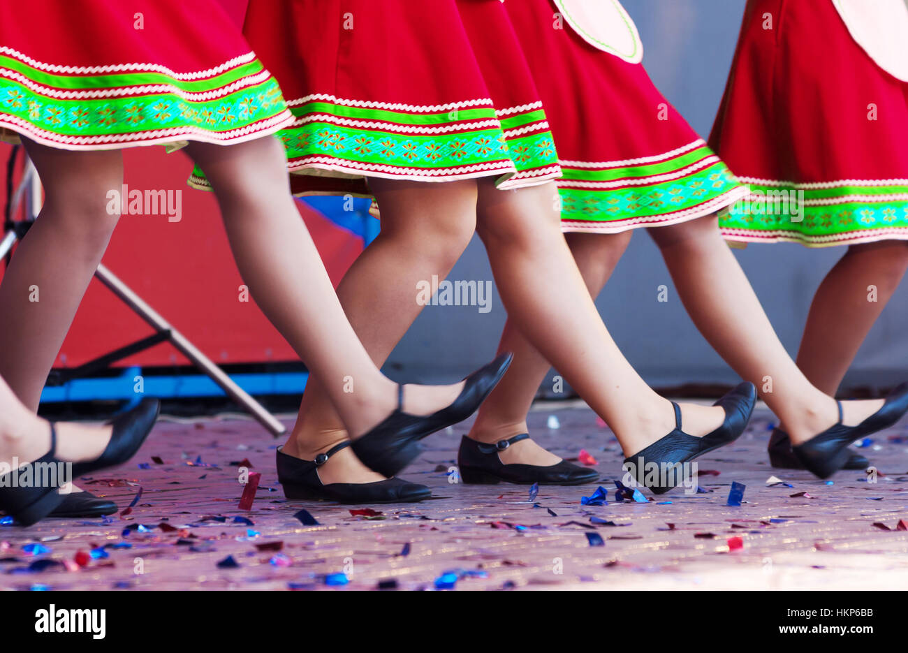 Chicas Rusas En Trajes Tradicionales Y Bailando En El Escenario Fuera