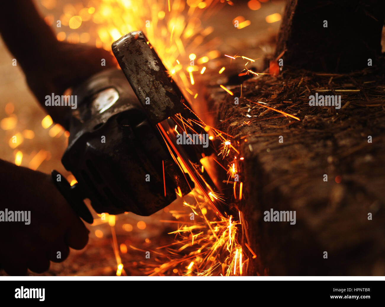 Chispas volando fotografías e imágenes de alta resolución - Alamy