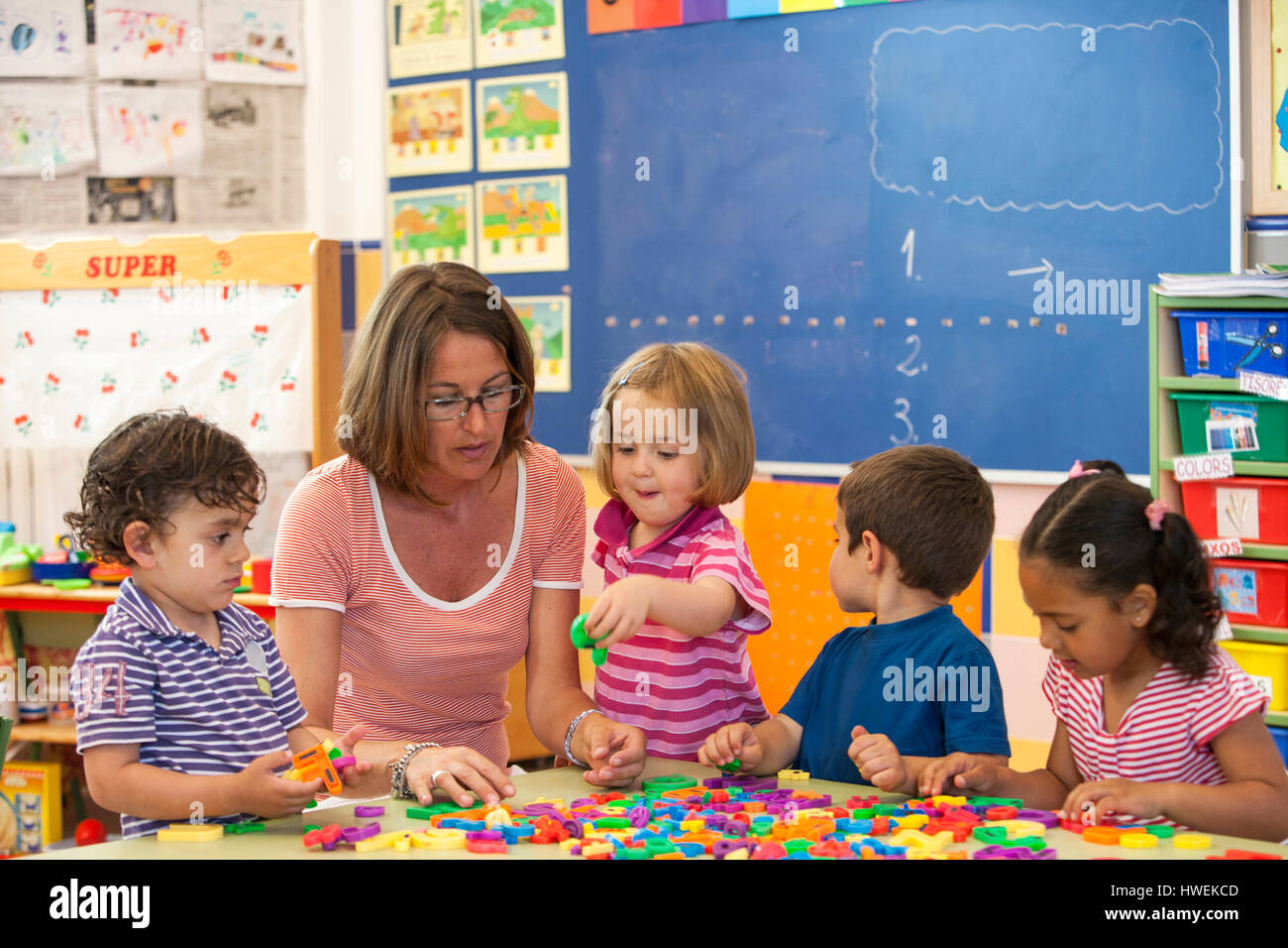 Profesora Con Niños Y Niñas En Edad Preescolar Alfabeto De Aprendizaje