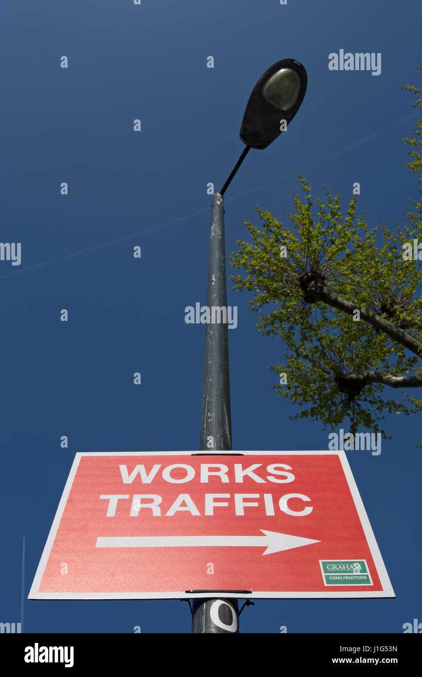 Señal de carretera temporal indicando la ruta para el tráfico de obras ... Señal de carretera temporal indicando la ruta para el tráfico de obras ...