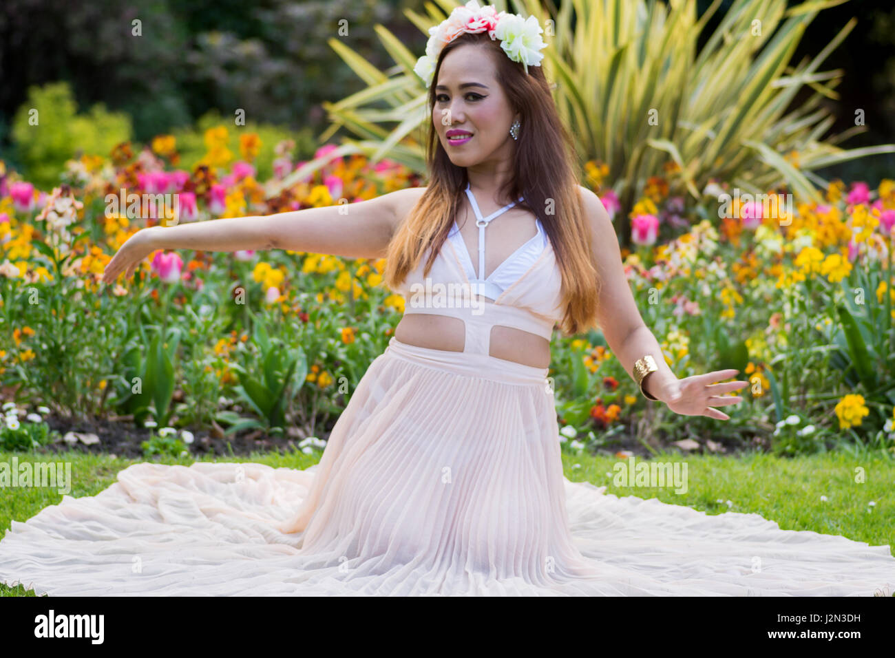 Filipino model at park fotografías e imágenes de alta resolución - Alamy