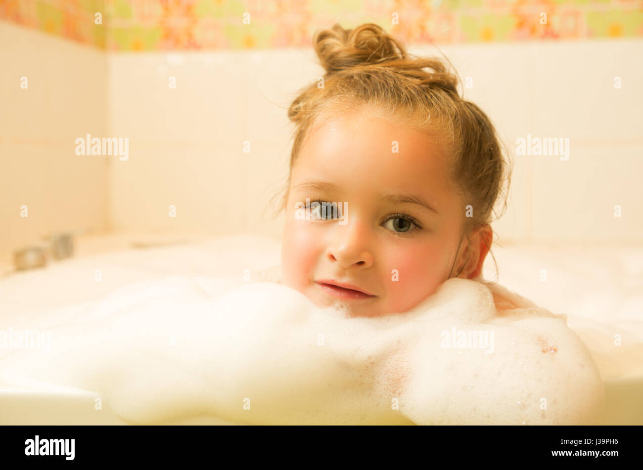 Niñas Caucasicas En La Bañera Fotografías E Imágenes De Alta Resolución Alamy
