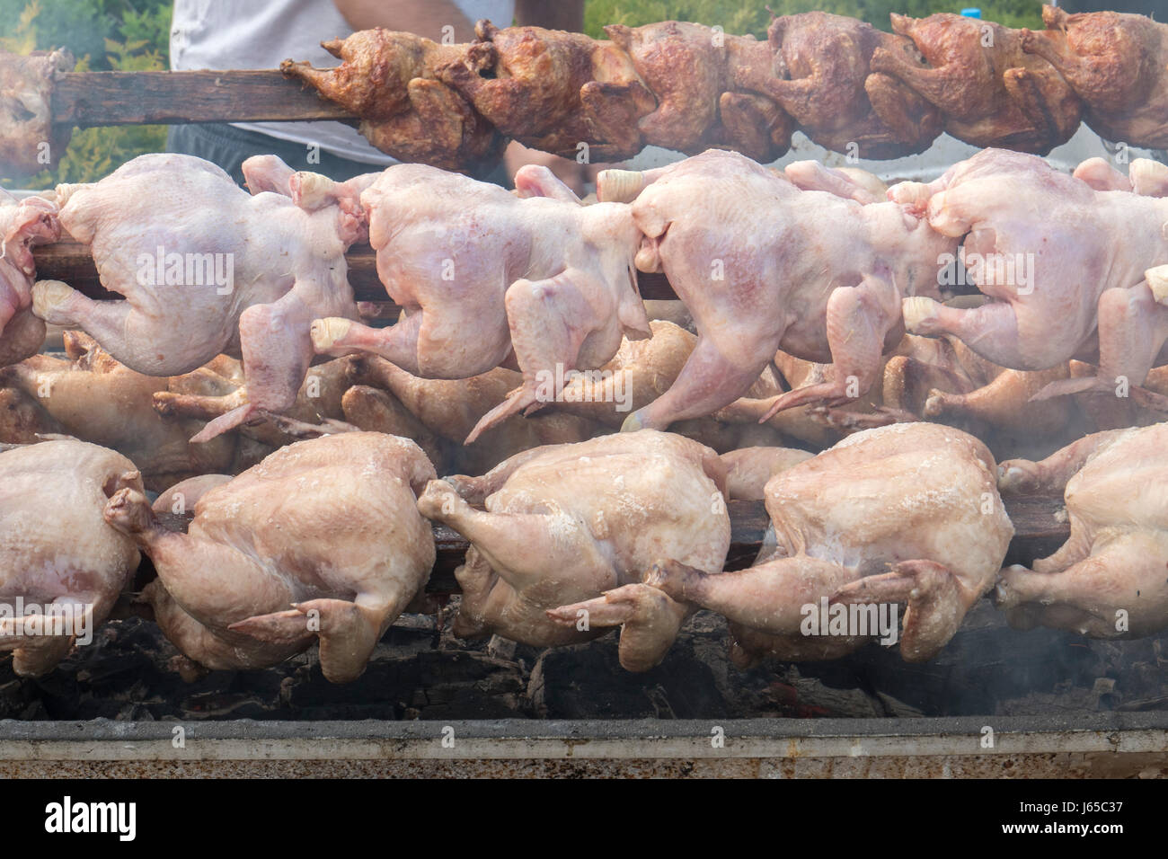 Asado de pollo para cocinar escupir fotografías e imágenes de alta ...