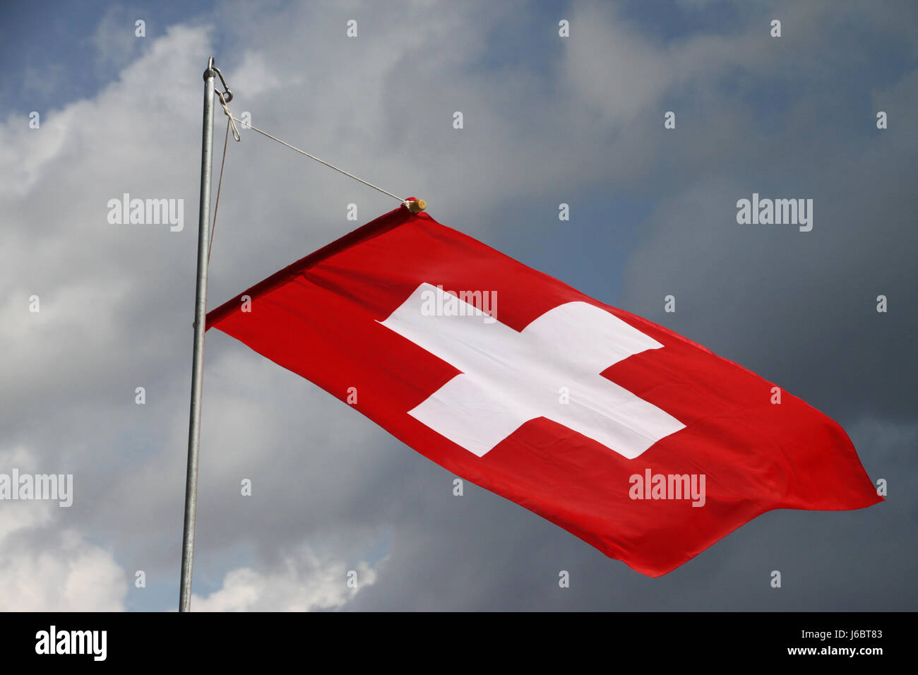 Bandera con cruz roja fotografías e imágenes de alta resolución - Alamy