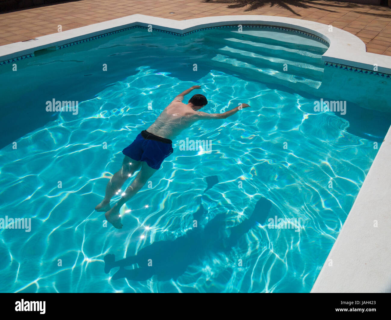 Inmóvil Cuerpo De Nadador Ahogado Flotando En La Piscina Concepto