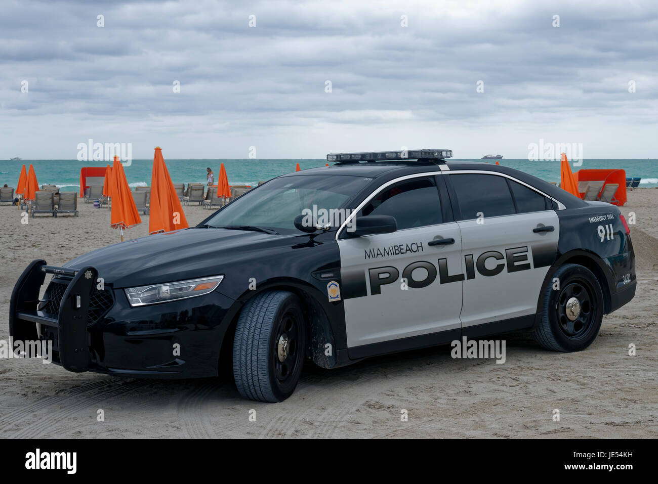 Un Coche De Policía De Miami Beach En La Playa De Miami Beach La Gente