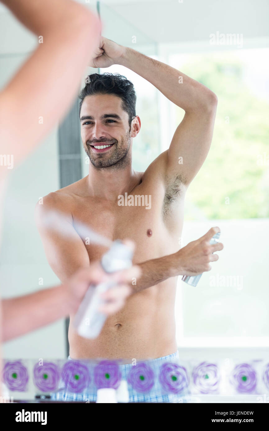 Hombre Usando Aerosol Fotografías E Imágenes De Alta Resolución Alamy