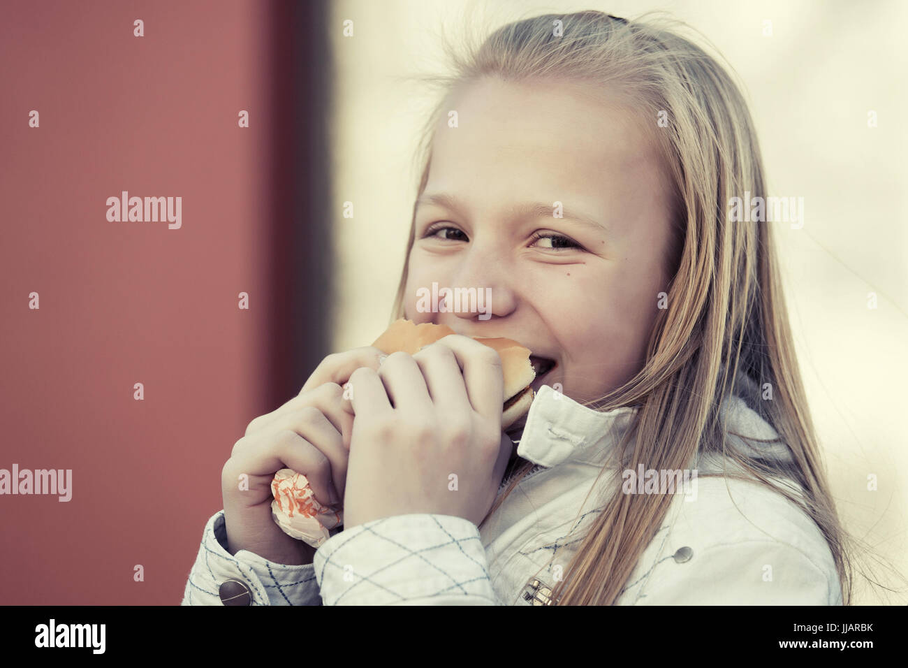 Jovencita Comer Una Hamburguesa Fotografía De Stock Alamy