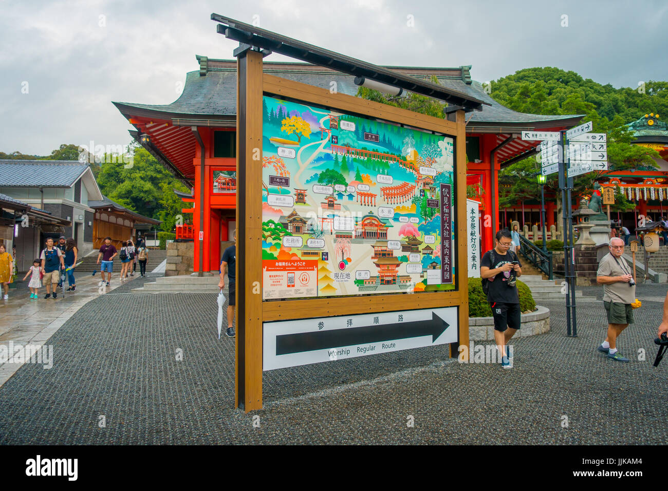 El mapa del santuario fushimi inari fotografías e imágenes de alta ...