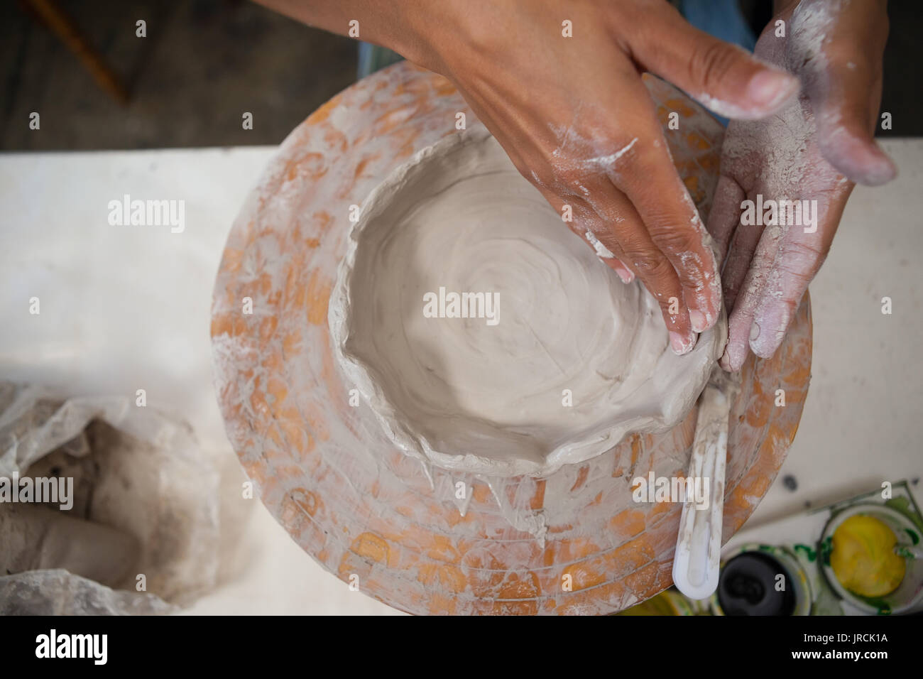 Moldeado de arcilla fotografías e imágenes de alta resolución - Alamy
