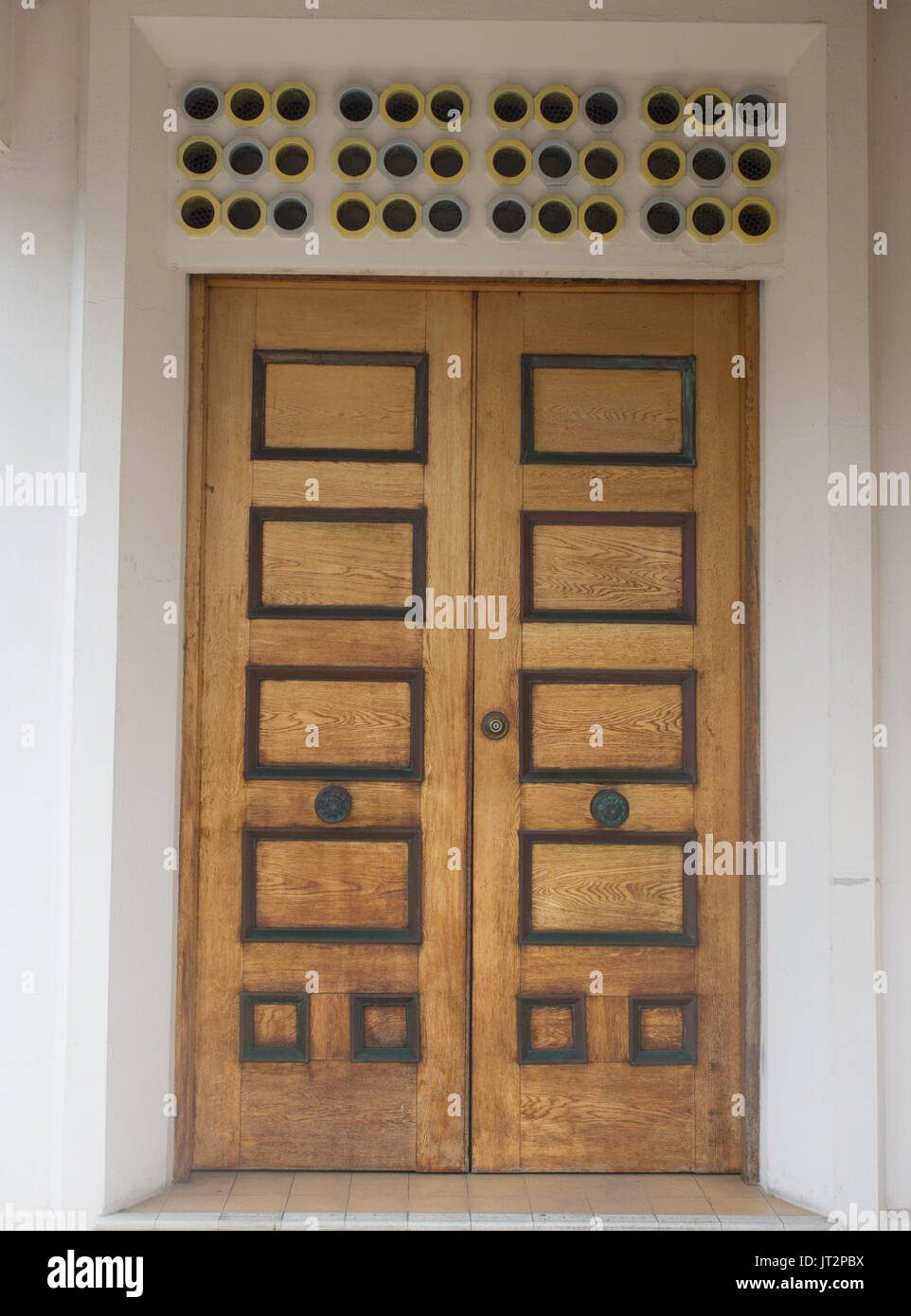 Puertas Dobles De Madera Fotografías E Imágenes De Alta Resolución Alamy