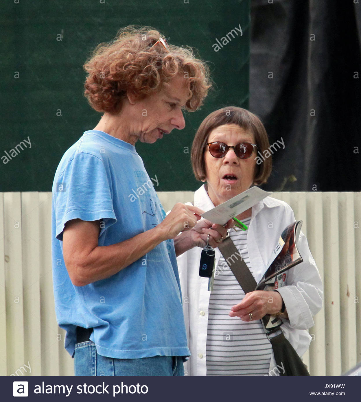 Linda Hunt Spouse