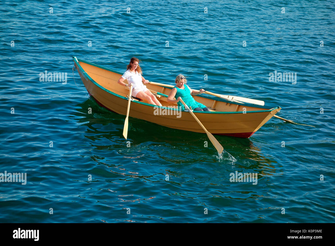 Una persona remando en un bote fotografías e imágenes de alta ...