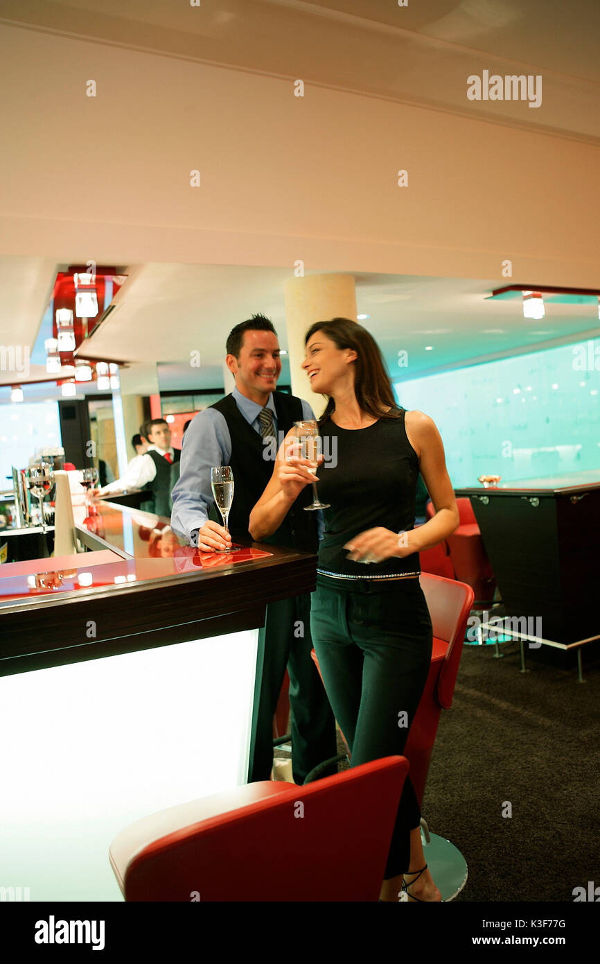 Hombre Y Mujer En Un Bar Fotografías E Imágenes De Alta Resolución Alamy