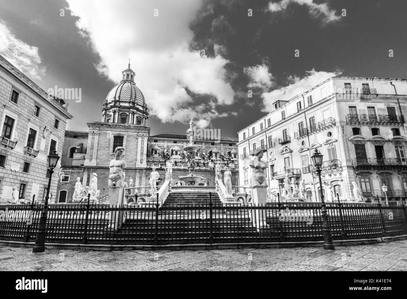 Plaza De La Catedral Con La Catedral De Palermo Fotografías E Imágenes De Alta Resolución Alamy