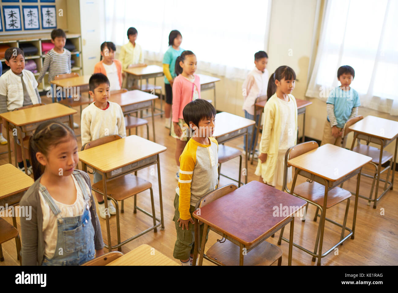 Niños De Escuela Primaria Japonesa En El Aula Fotografía De Stock Alamy