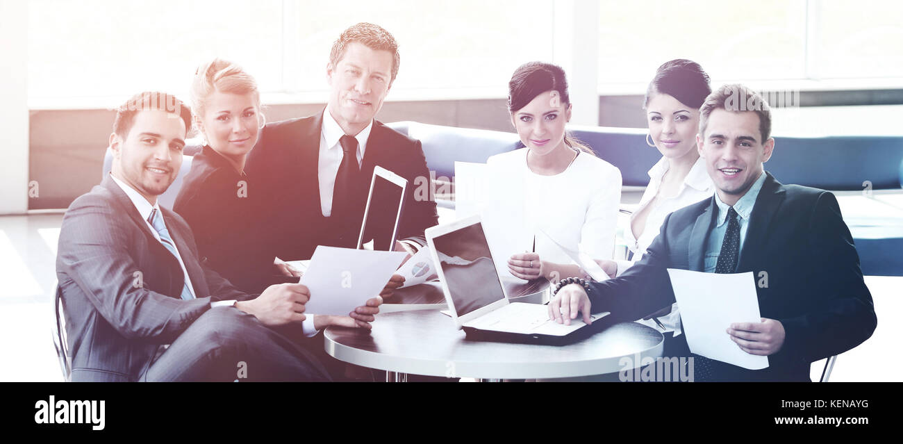 Equipo empresarial reunidos alrededor de la mesa y escucha el informe ... Equipo empresarial reunidos alrededor de la mesa y escucha el informe ...