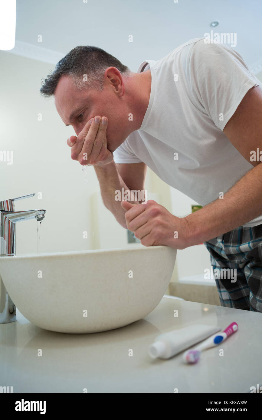 Enjuagar La Boca Con Agua