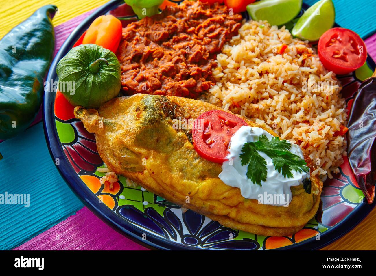 Chiles Rellenos Mexicanos Con Arroz Y Frijoles