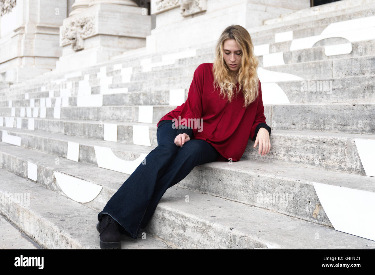 Retrato De Cuerpo Entero De Una Chica Rubia En El Contexto Urbano