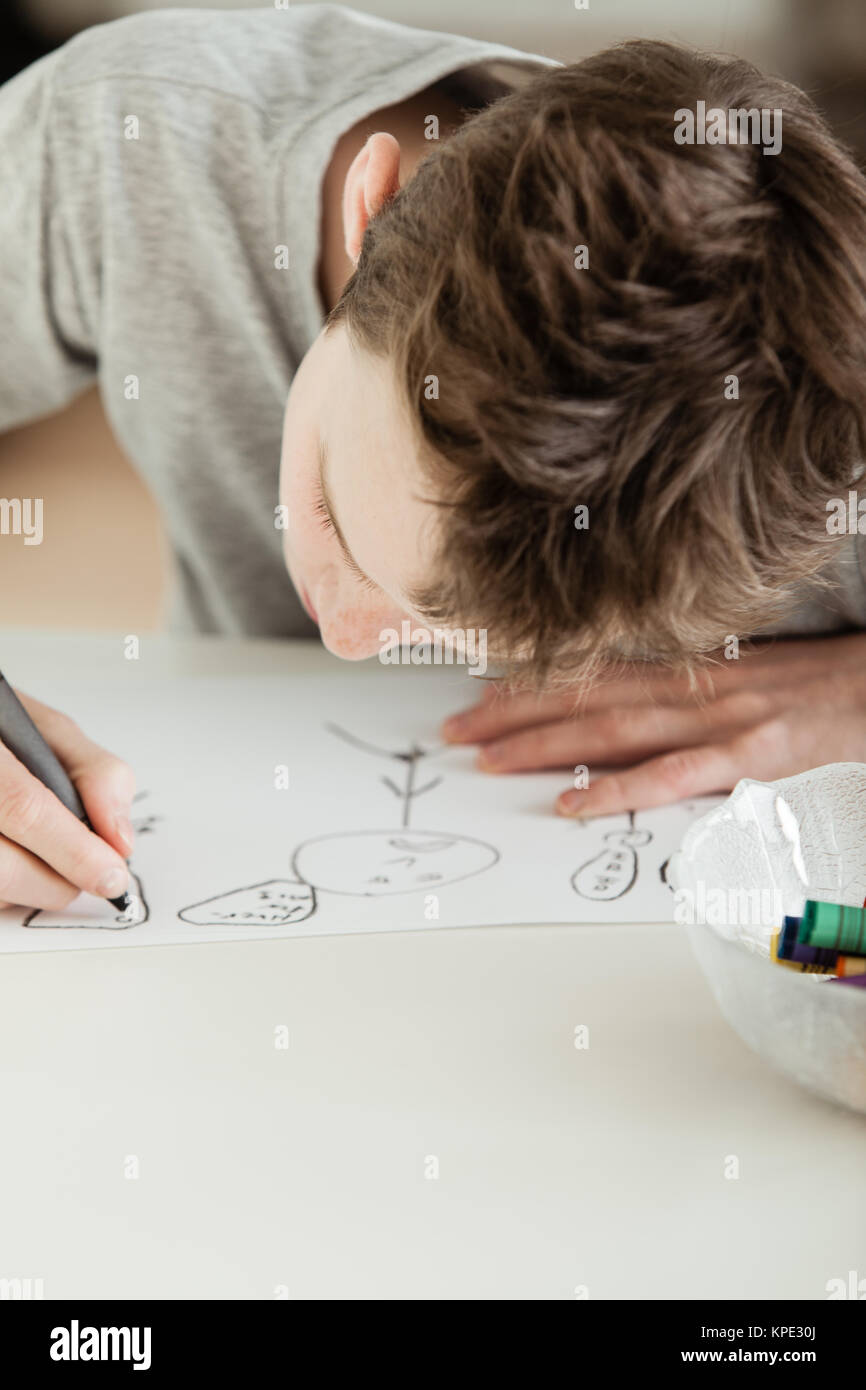 Adolescente Dibujando Algo