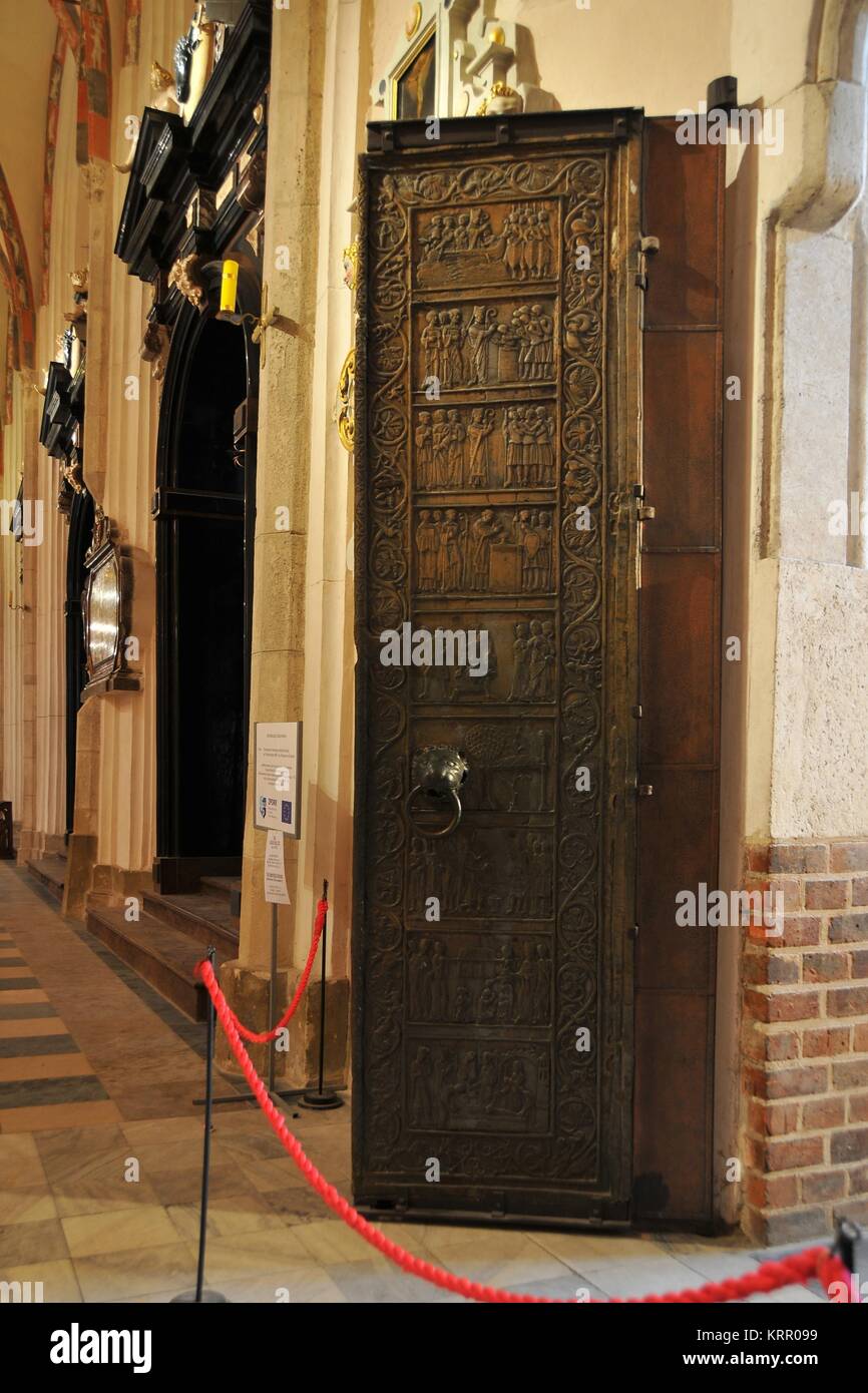 Puertas de Gniezno, Royal Gniezno Catedral en Gniezno, histórico y ... Puertas de Gniezno, Royal Gniezno Catedral en Gniezno, histórico y ...