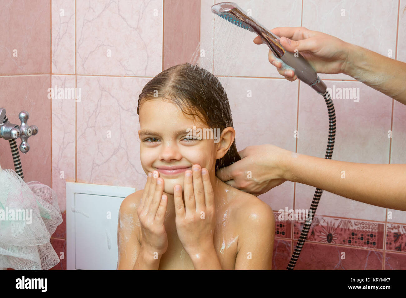 Niña De Siete Años Bañarse En Un Baño Bajo La Ducha Fotografía De Stock