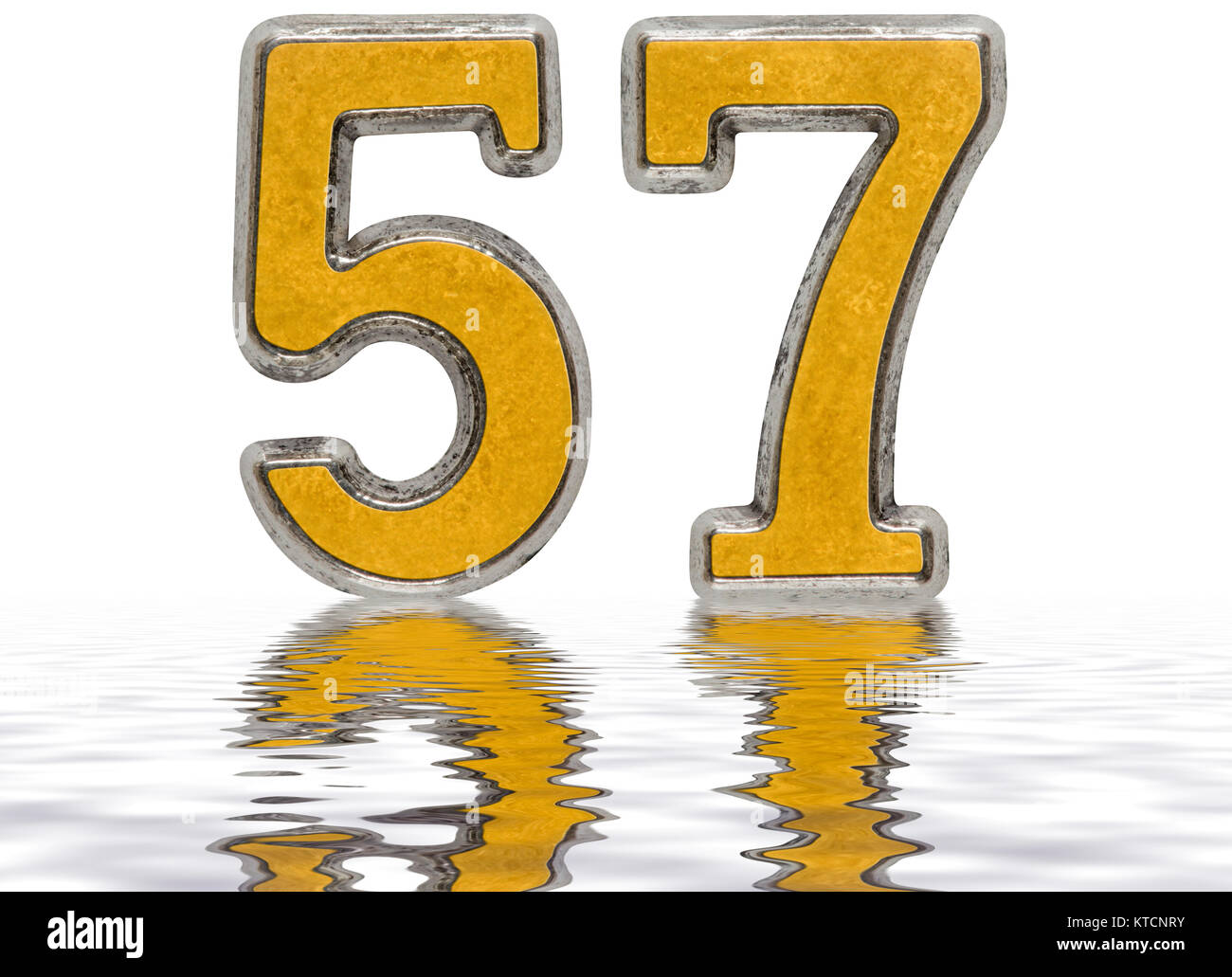 57, numeral 57, reflejado en la superficie del agua, aislado en blanco ... 57, numeral 57, reflejado en la superficie del agua, aislado en blanco ...