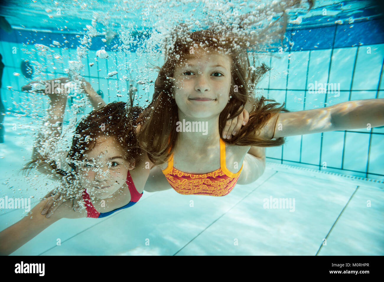 Retrato De Dos Niñas Nadando Bajo El Agua En La Piscina Fotografía De Stock Alamy