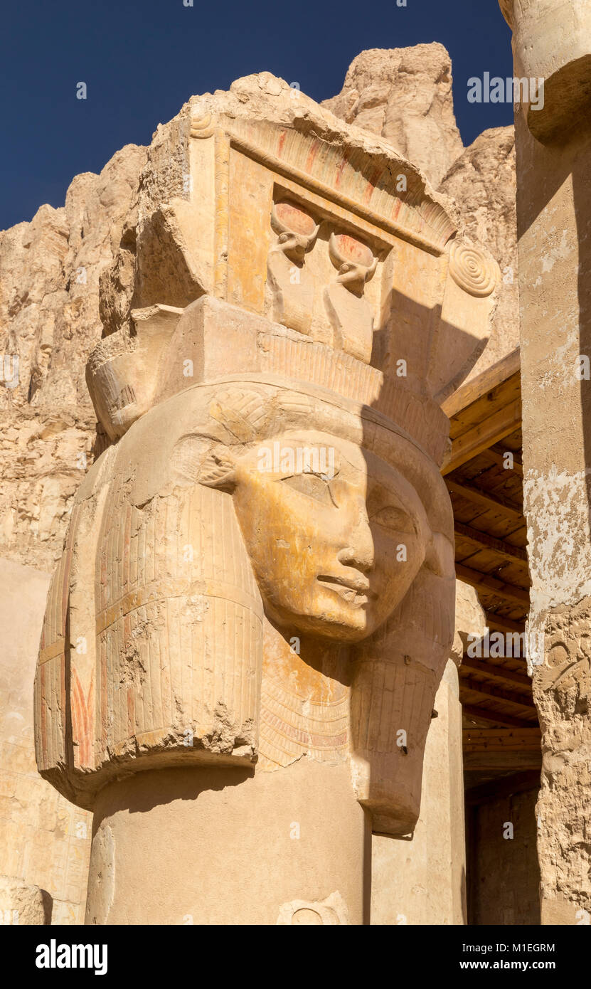 Capital policromada mostrando, la diosa vaca Hathor en el templo ...