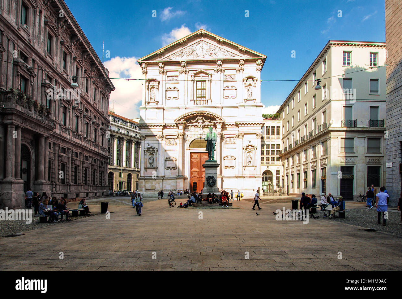 La Iglesia De San Fedele En La Homónima Plaza Y El Monumento Al