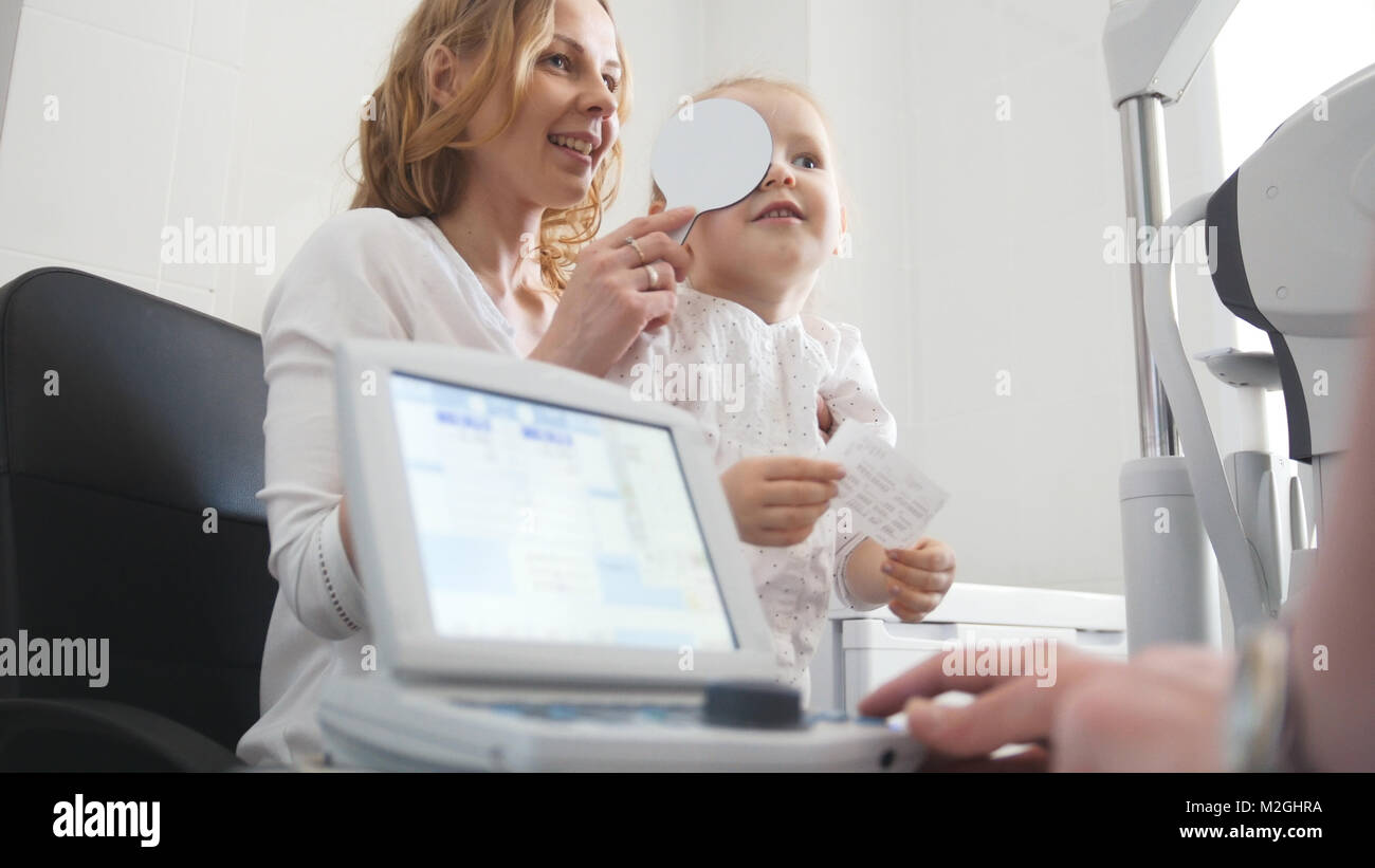 Los Niños Oftalmología Telephoti Ver Optometrista Comprueba Ojo De
