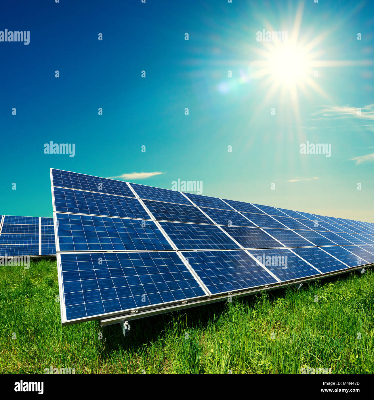 Panel solar con fondo verde fotografías e imágenes de alta resolución ...