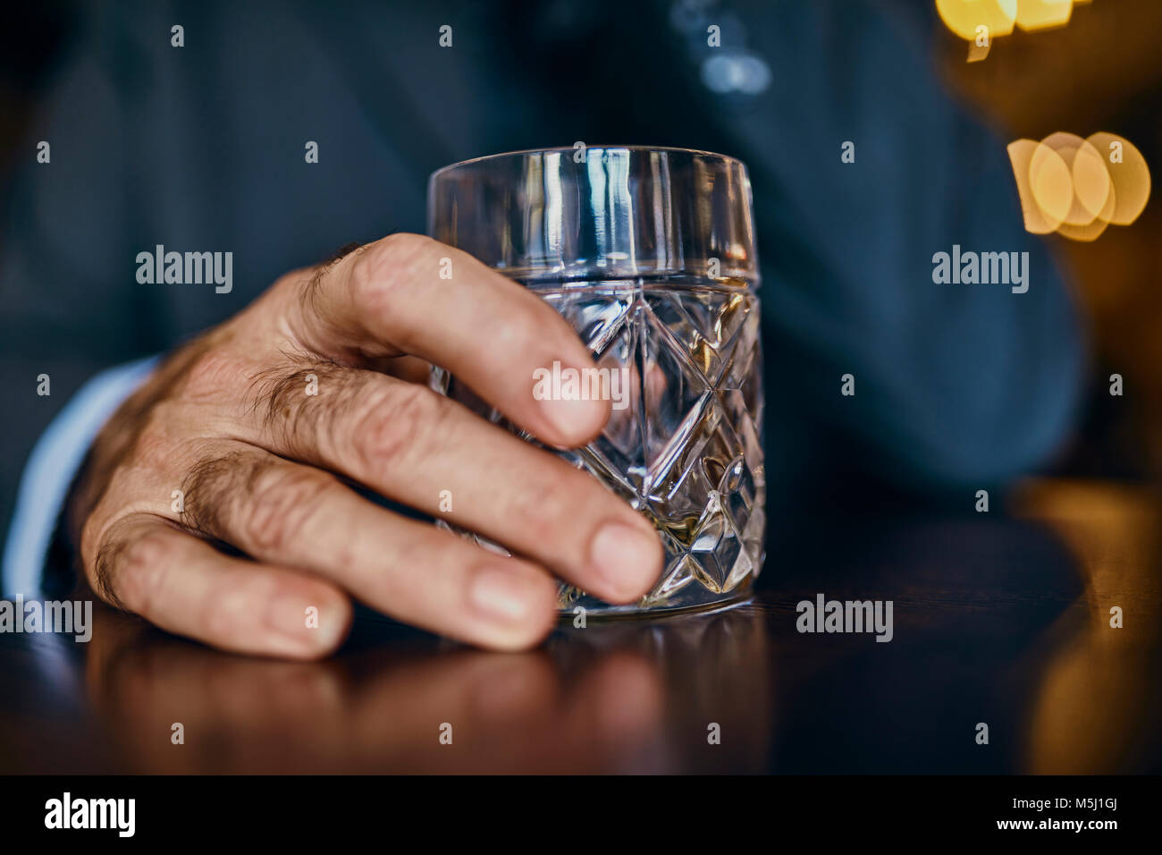Hombre Bebiendo Whisky En Un Bar Fotografías E Imágenes De Alta